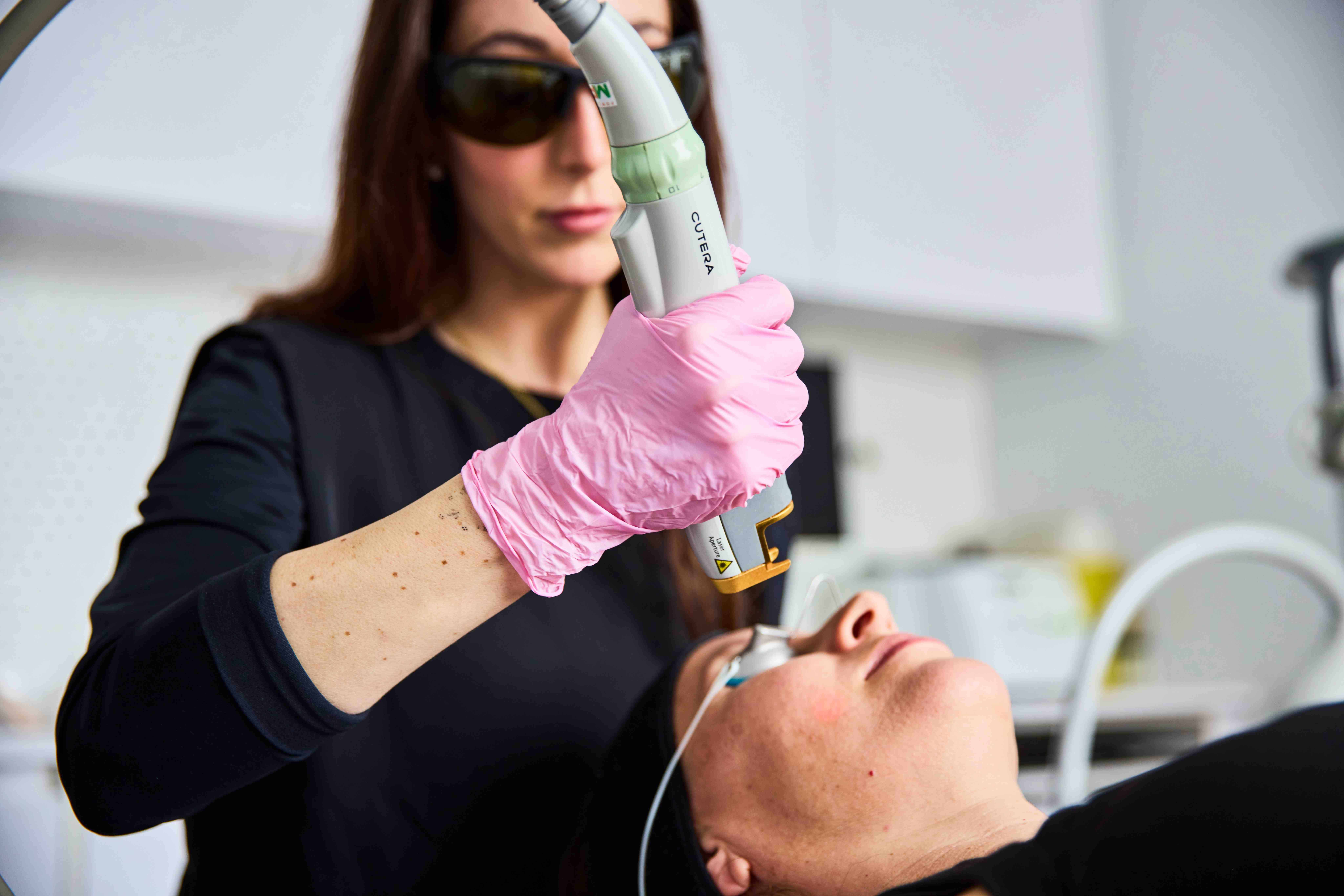 CLINIQUED_LASER_GENESIS - Clinique D
